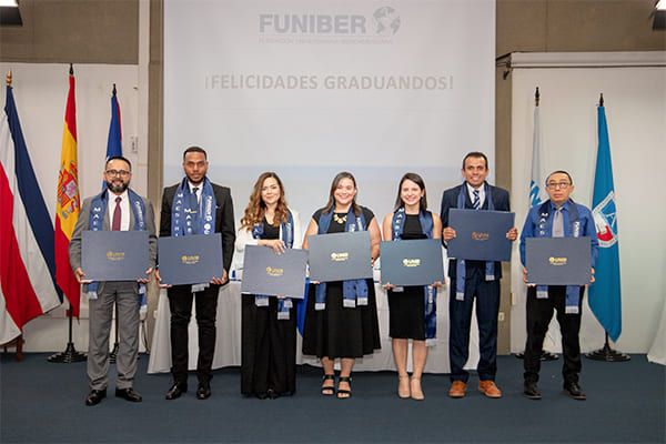 A UNIB celebra uma cerimónia de entrega de diplomas na Costa Rica ...